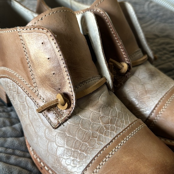 Freebird by Steven | Shoes | Freebird Mabel In Tan Nude Snakeskin Flats ...